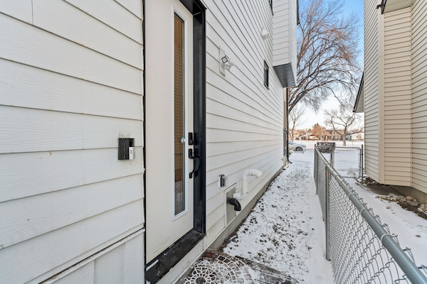 Safe And Prime Location - 5 Mins To Downtown - Calgary