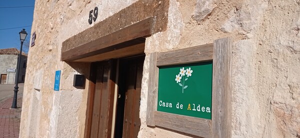 Casa De Aldea. Naturaleza, Ribera Del Duero Y Románico. Amigos De Tu Mascota. - San Esteban de Gormaz