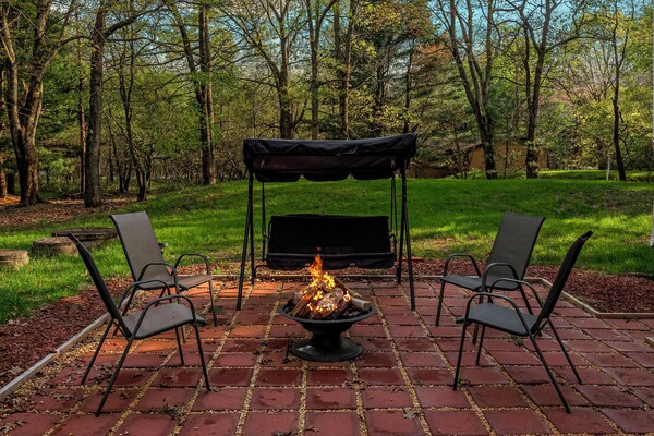 Hot Tub & Theater Haven-lake And Ski Retreat - Lake Harmony, PA