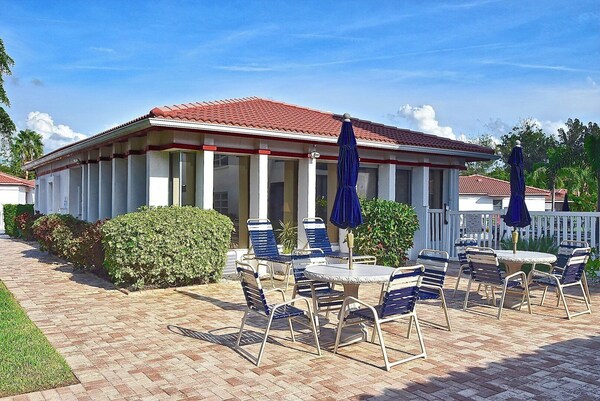 Great Siesta Key Location! Short Walk To The Beach, Shopping & Dining And More! Vh302b - Casey Key, Florida, FL