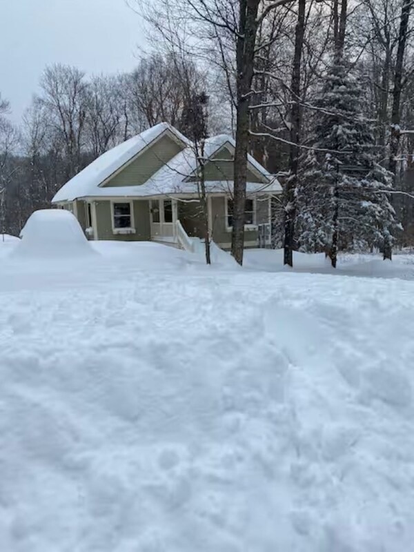 Spacious 4-bedroom Pet Friendly Home Near Lakes And Hiking - Wilmington, VT