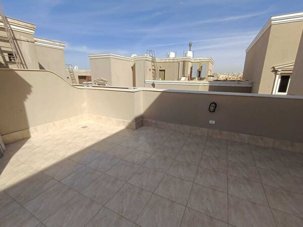 Stylish Bedroom Apartment. Secure Compound Luxury Furnishings & Spacious Rooftop - カイロ