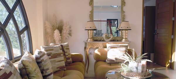 Salablanca Tagaytay Brand New Luxury Home With Plush Beds Balcony & Home Theater - Tagaytay
