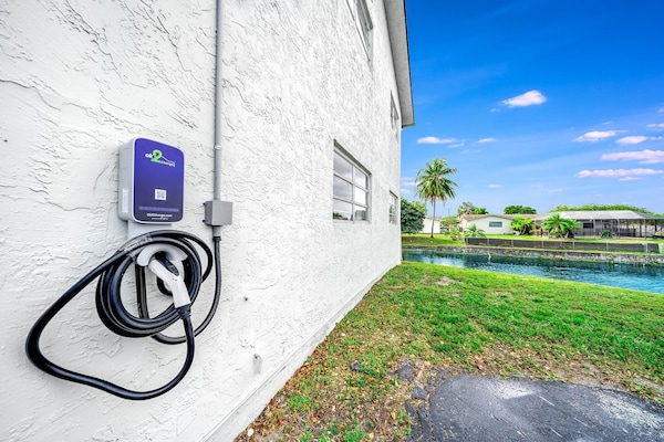 Renovated Condo - Sleeps 11 - Palm Wave Stays - Pompano Beach, FL