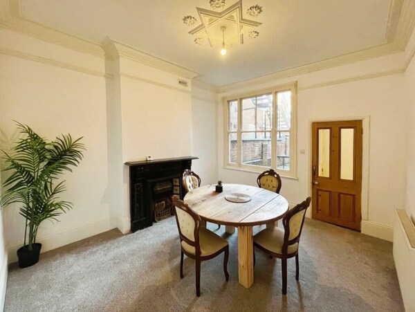 Grand Vintage Home With Sauna & Style - Leicester