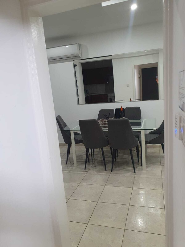 Charming 2-bedroom Apartment By The Sea - 라르나카