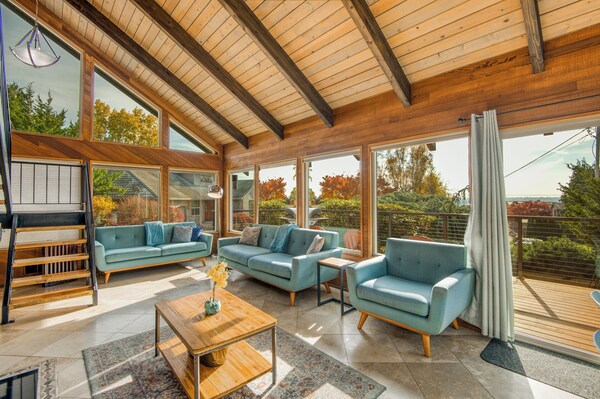 Spacious 5-bedroom House In Vancouver With Nice Decks And Beautiful View - Vancouver, WA
