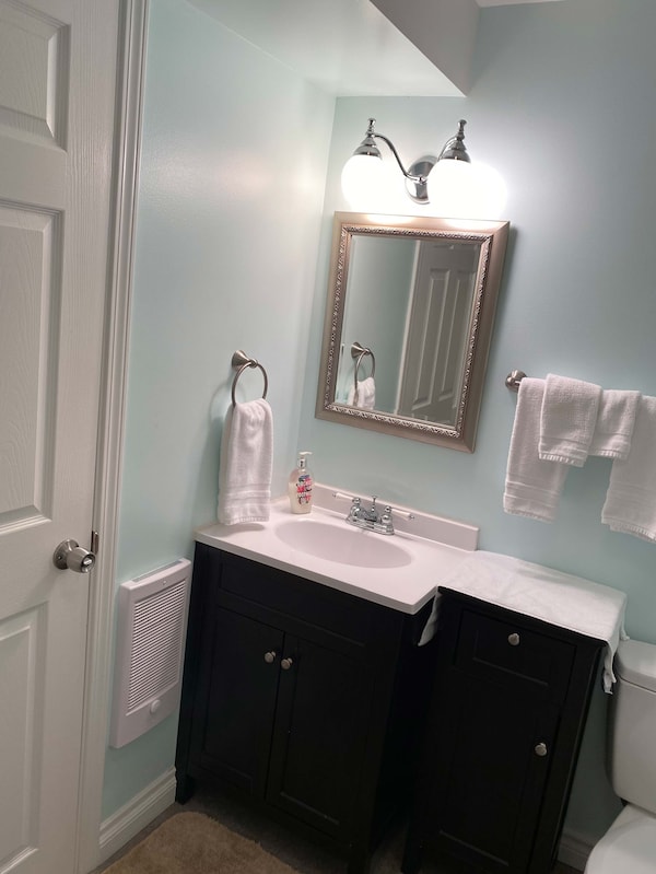 Cozy Central Located Suite Near Hospital - Campbell River