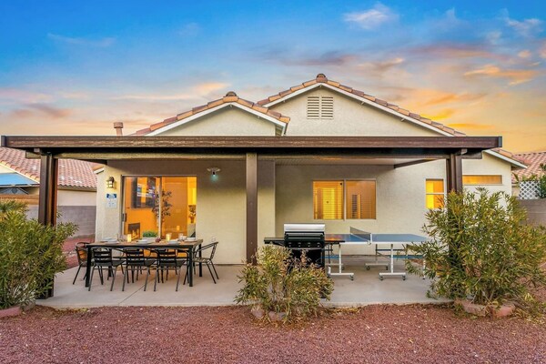 Modern 5 Bd Home W/ Smart Tv And Ping Pong - North Las Vegas, NV
