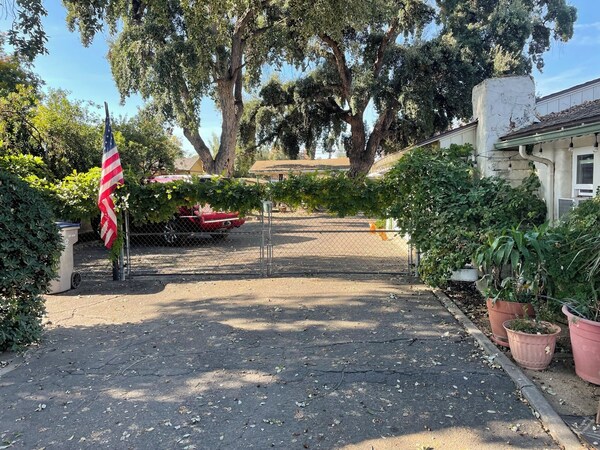 Charming 1-bedroom, Wood Ceiling Adobe Cottage In Fresno, Wifi, Ac, Fitness Room - Fresno, CA
