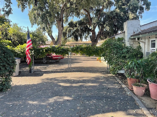 Charming 1-bedroom, Wood Ceiling Adobe Cottage In Fresno, Wifi, Ac, Fitness Room - Fresno, CA