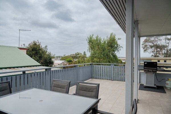 Metung Holiday House | Family & Pet Friendly, Cosy Coastal Downtown Stay - Metung