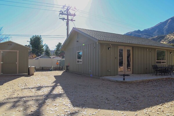 Waterfront,  Family Resort, 2 Separate Units, Sauna, And Jacuzzi/ Sleeps 8 - Kernville, CA