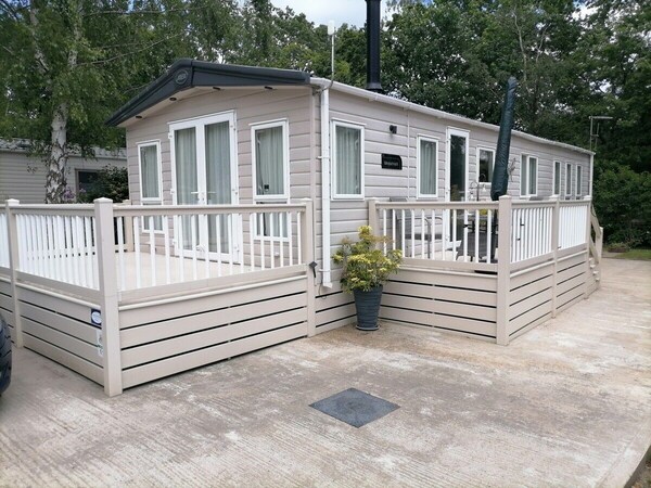 Elmvale - 2 Bedrooms With Decking Sleeps 4 - Bexhill