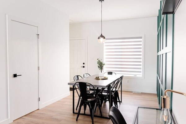 *Spacious W/ Style | Free Parking | 7 Min Airport* - Winnipeg