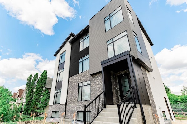 *Urban Oasis | Cozy & Central | 5 Min To Downtown* - Winnipeg