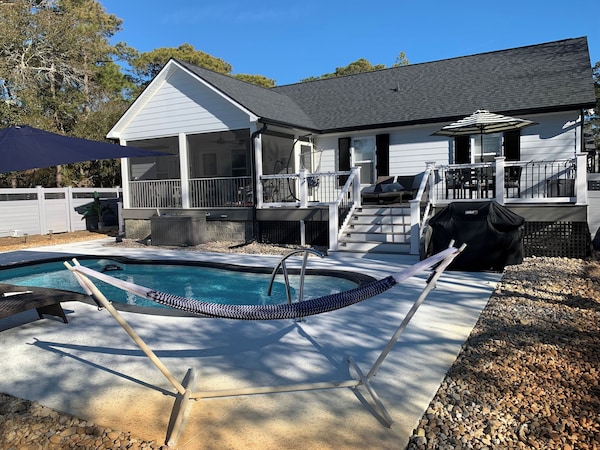 Sandshakers Is A Charming 3-bedroom Cottage On Oak Island. Enjoy Your Stay! - Oak Island, NC