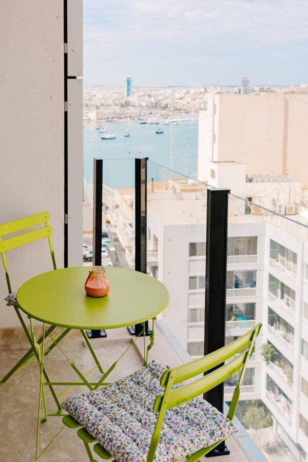Designer Suite In Sliema Main Street! Beach Front! - La Valette