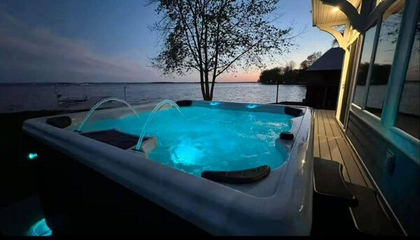 Luxury Lakefront Family Retreat - Hastings, NY