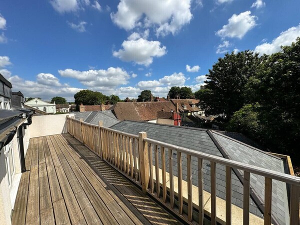 Light-filled Maidstone Penthouse | 2 Balconies - St Leonard's Tower