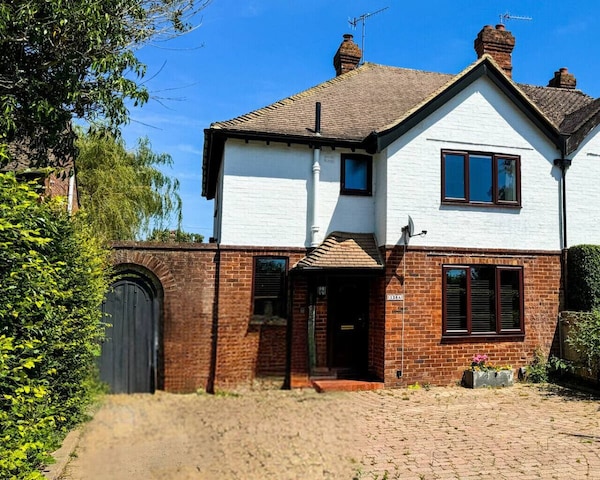 Comfy Family Home | Big Garden + 2-car Driveway - Tonbridge