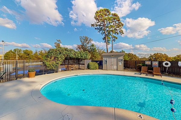 Cozy Condo With Lake Views, Community Pool, And Pickleball Courts - Lake Hamilton, AR