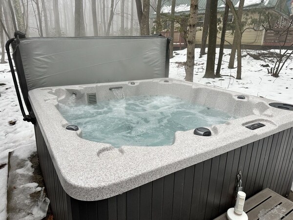 Dog-friendly Home W/private Hot Tub, Shared Tennis Court, Patio, Firepit & Grill - Pennsylvania