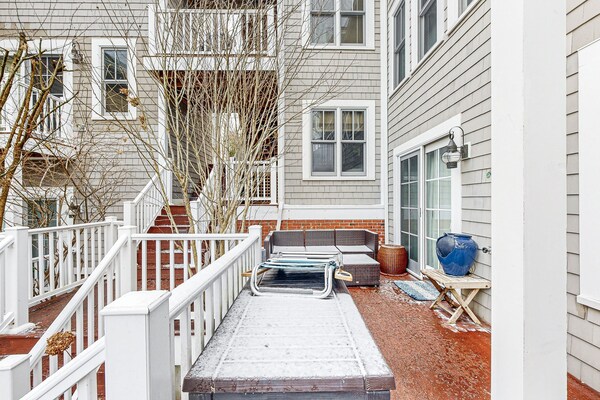 Modern West End Condo Close To Beach With Deck, W/d, Parking, & Ac - Provincetown, MA