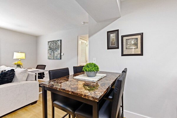 Newly Remodeled 2br/1ba Apt - Close To It All! - Fort Harrison State Park, Indianapolis