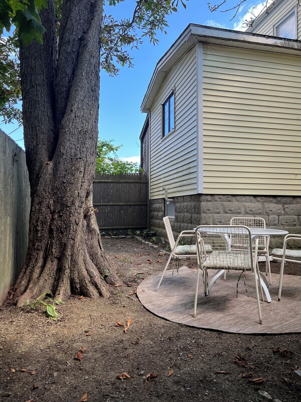 West End's Diamond In The Rough 2-bedroom Apartment With Parking & Wifi - Portland, ME