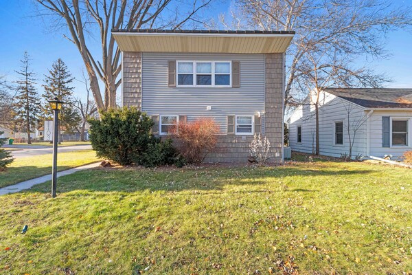 Cozy, Quiet, & Convenient 2-bedroom House With Wifi & Ac In Vibrant Green Bay - Green Bay, WI