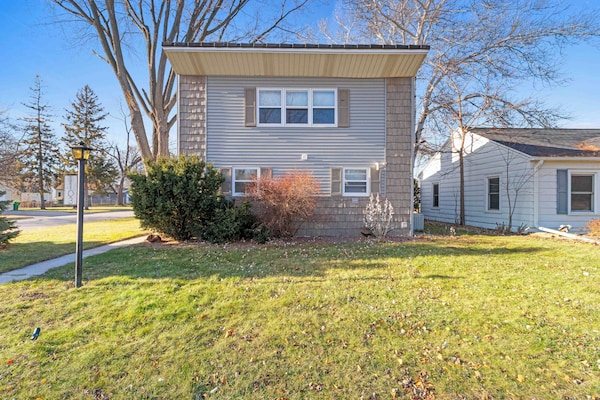 Cozy, Quiet, & Convenient 2-bedroom House With Wifi & Ac In Vibrant Green Bay - Green Bay, WI