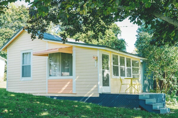 Waupoos Lakeside Cottages - Pet Friendly Waterfront Compound - Sleeps 20 - Prince Edward