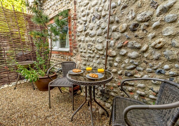 Dinky Cottage - One Bedroom House, Sleeps 2 - Holt