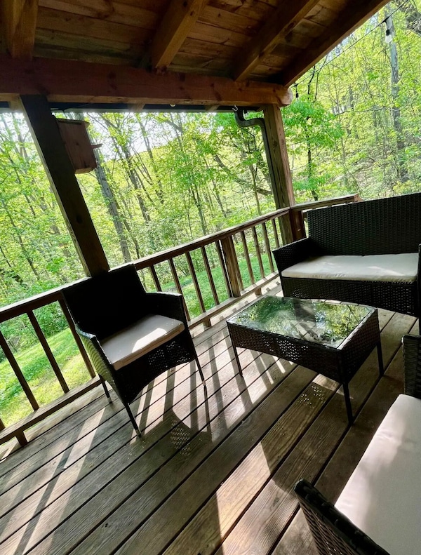 New Listing! Charming Cozy Cabin! Tucked Away In A Peacful Mountain Surrounding! - Knoxville, TN