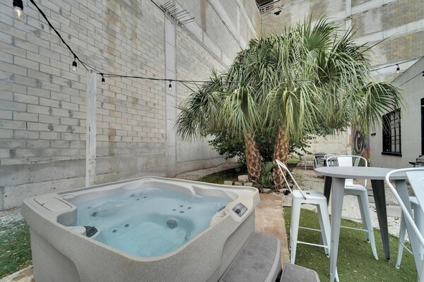 Heart Of Downtown Tampa, Spacious & Unique - Temple Terrace, FL