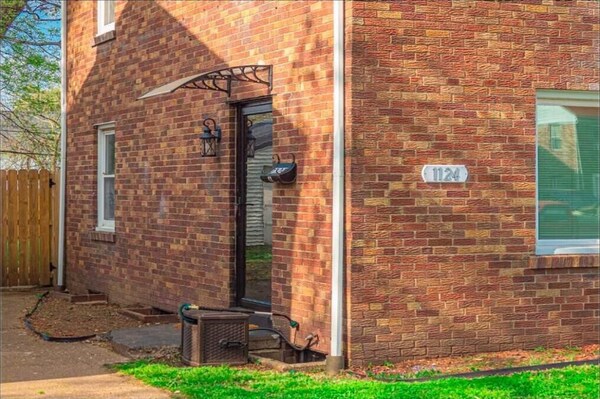 Charming 2-bedroom Townhome With Fenced Backyard In Fabulous Evansville. - Evansville, IN