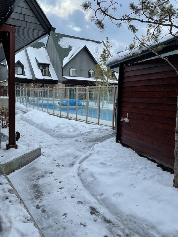 2 Bedroom Condo At Mystic Springs Chalets & Hot Pools - キャンモア