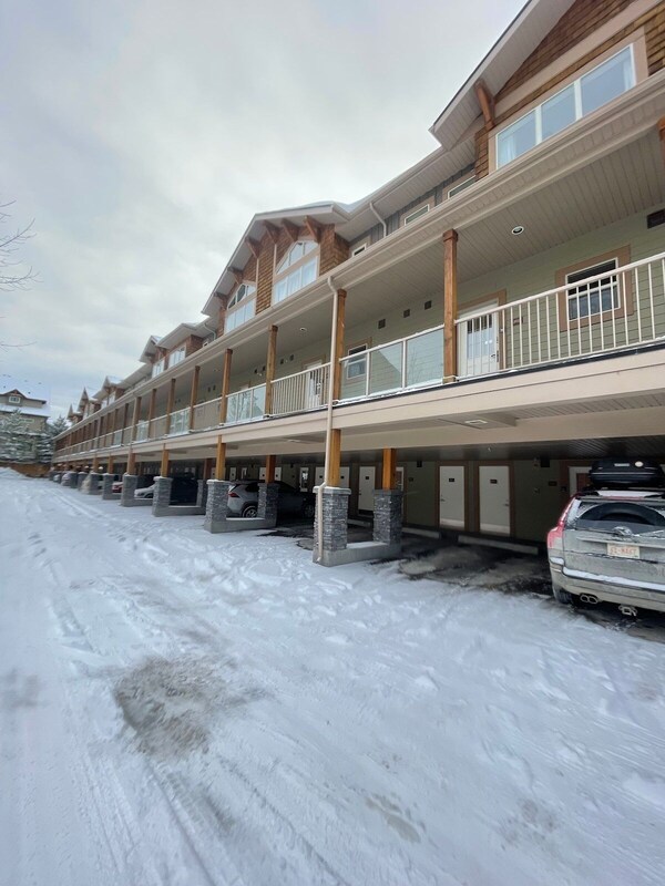 Dog Friendly 2 Bedroom Condo At Fire Mountain Lodge - Canmore