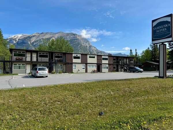 Yam 25 - Upper Family Suite - Canmore