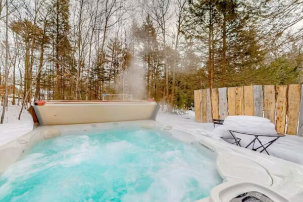 Bright & Cozy Studio W/ Hot Tub | Walk To Lake - Wolfeboro, NH