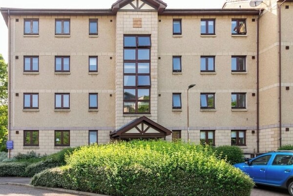 Spacious, Bright And Quiet 2-bedroom Flat In Historic Leith - Leith