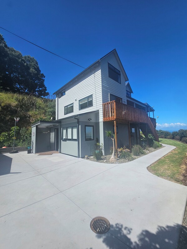 Waikawau Retreat. Private Home, Overlooking The Sea, Covered Deck To Entertain. - Tapu