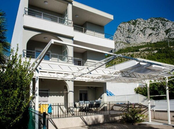 One Bedroom Apartment With Sea View 4 - Brist