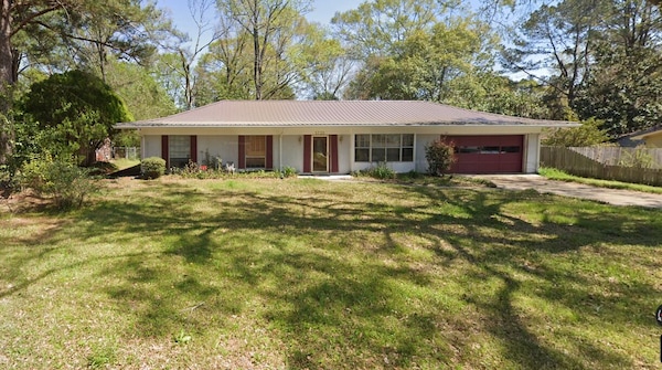 Relax With The Family In This Peaceful Space And Quiet Neighborhood. 3 Br & 2bth - Jackson, MS