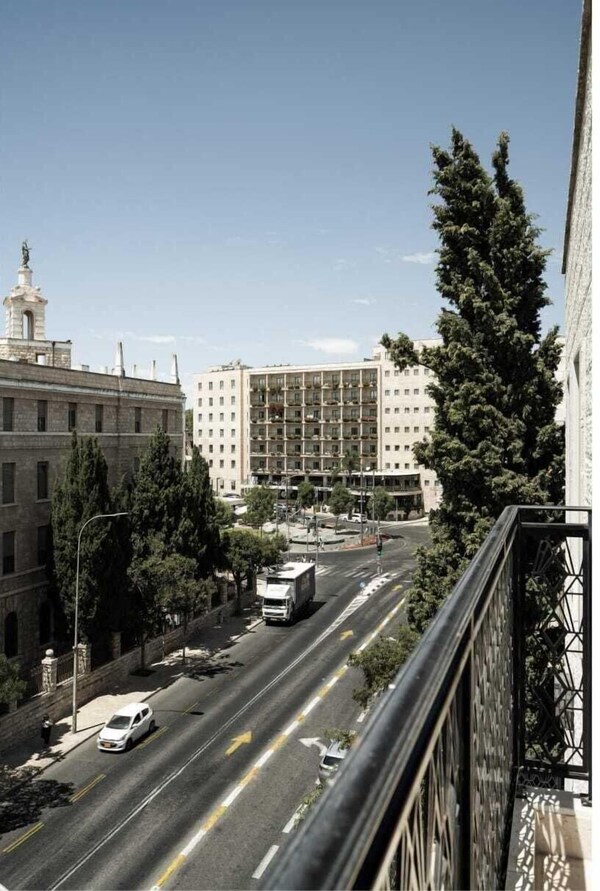 Penthouse - Four Bedroom Apartment, Sleeps 19 - Jerusalem