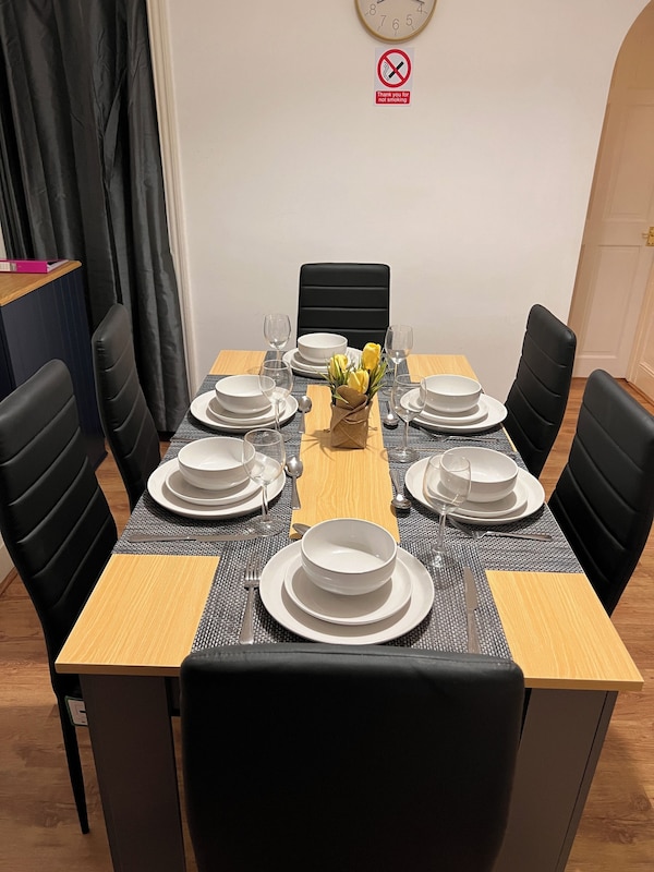 Visit Luton With This 2b House - Sleeps 6 - Luton