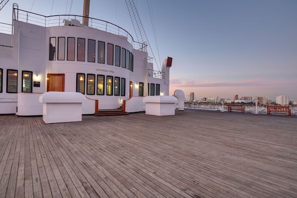 Enjoy The Charm Of A 1930s Ocean Liner Stateroom In Long Beach - Long Beach, CA
