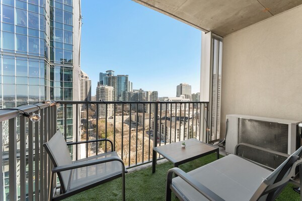 Wellness Themed! 2br/2ba High Floor Condo King Bed & Free Parking! City Views! - Atlanta, GA