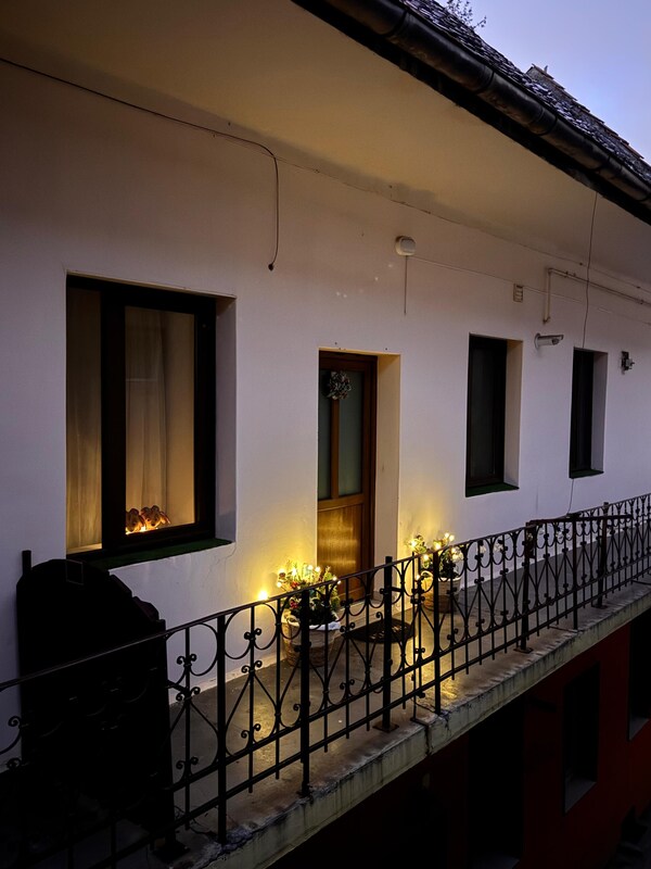 Comfy 2-bedroom Apartment With Free Wifi, Steps From Brașov Center - Brașov